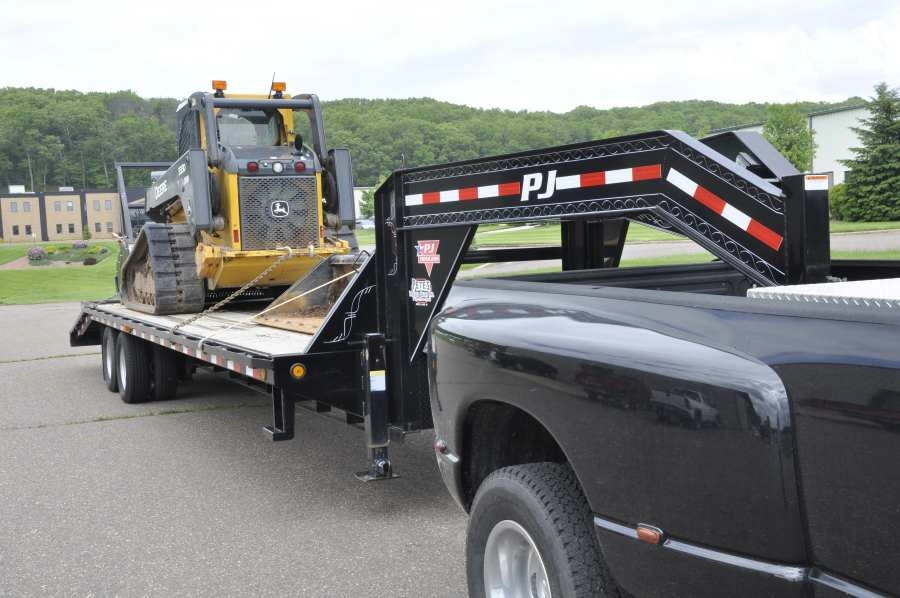 The Advantages of Gooseneck Hitches for Heavy-Duty Towing | Lippert